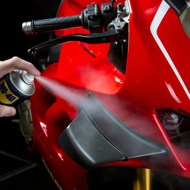 Il lucidante al Silicone WD-40 Specialist fa brillare la vostra moto