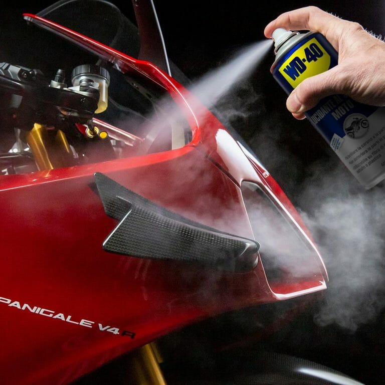 Il lucidante al Silicone WD-40 Specialist fa brillare la vostra moto